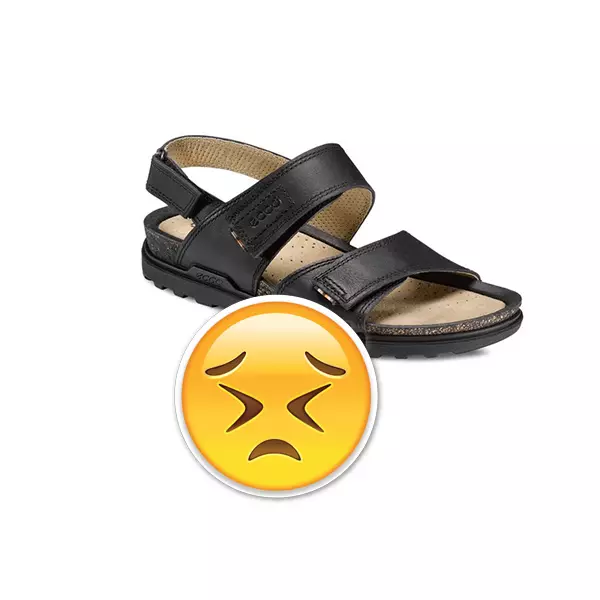 Ora: sandal karo kaos kaki