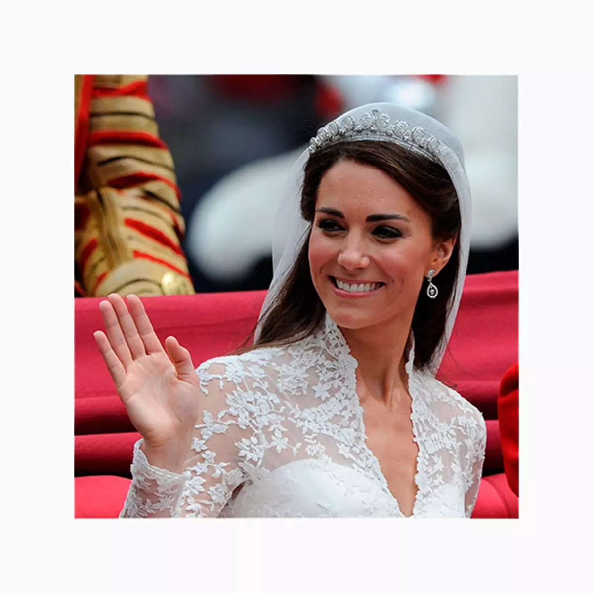 အစုလိုက်အပြုံလိုက်အတွက် tiara! Duchess Catherine မှလက်ဝတ်ရတနာအသစ်များ