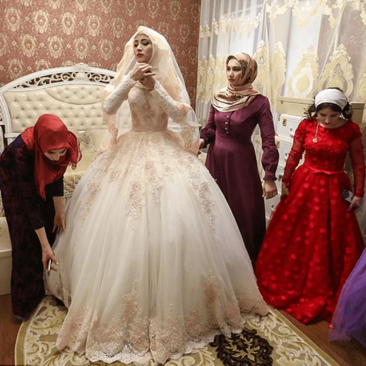 Stock Photo Schöne üppige Brautkleider bei einer Hochzeit in Tschetschenien