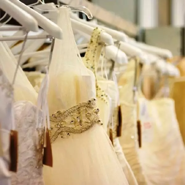 Buying a wedding dress - who chooses the bridegroom or the bride?