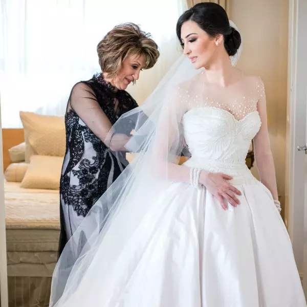 Wedding dress chooses stylist