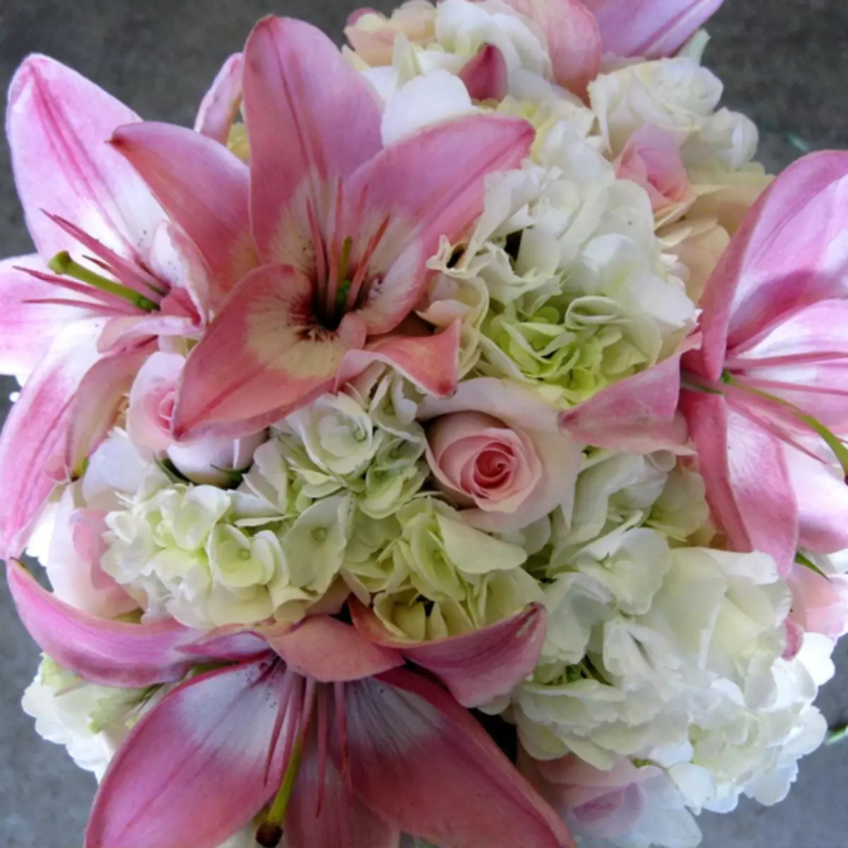 Combination of roses and other colors in a bouquet