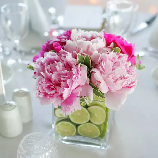 Blumenstrauß von Blumen auf dem Hochzeitstafel