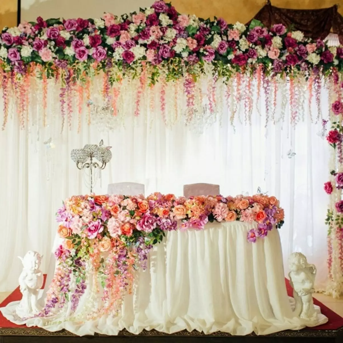 Tabelle di design con fiori per il matrimonio