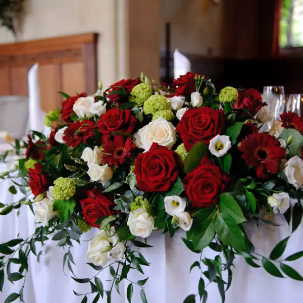 Pettini lussuosi di fiori sul tavolo della sposa e dello sposo