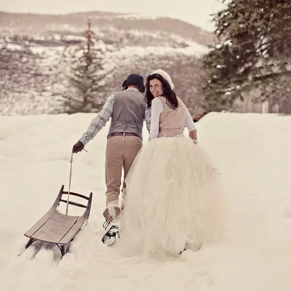 Newlyweds a hegyekben a házasság napján