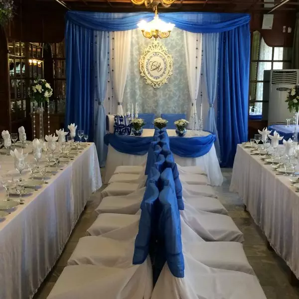 Paano gumawa ng isang banquet hall sa asul na kulay