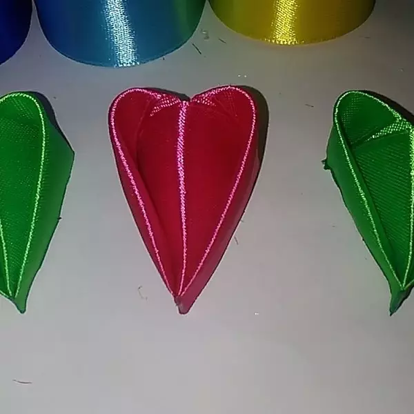 Triangle de pétales à la technique de Kanzashi