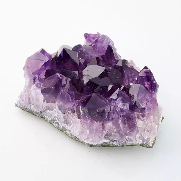 Awọ aro Amethyst fun awọn obinrin Aquarius