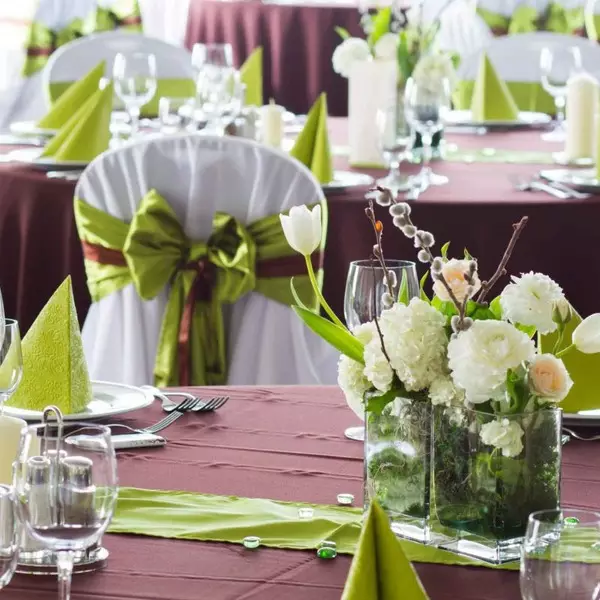 Table et chaises sur un mariage vert