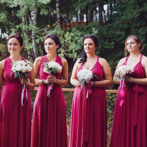 Invité au mariage dans les robes de framboise