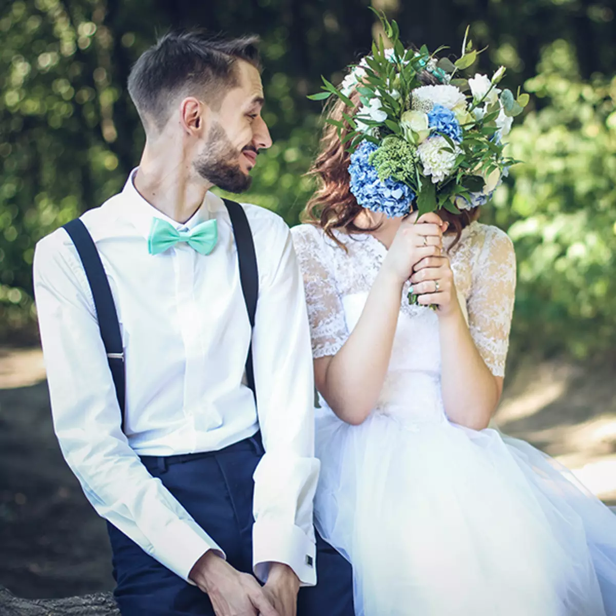 Vestidos de mozos nunha voda azul