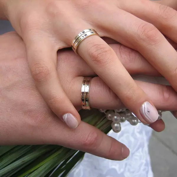 Une paire de bagues de mariage bon marché