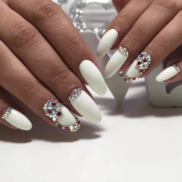 Rhinestones ile beyaz manikür