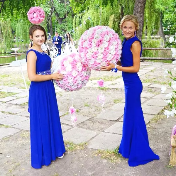 Stock Photo Zwei Braut Freundinnen in blauen Kleidern