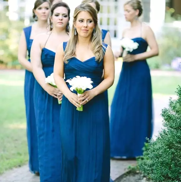 Ritratt tal-bridesmaids fl-ilbiesi blu ġentili