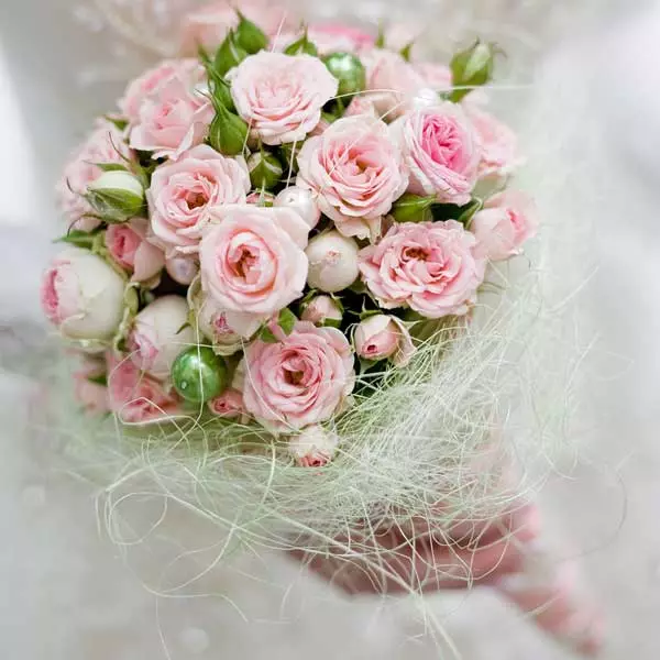 Bouquet da sposa con peonie e rose