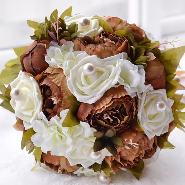 Bouquet da sposa originale con peonie e rose