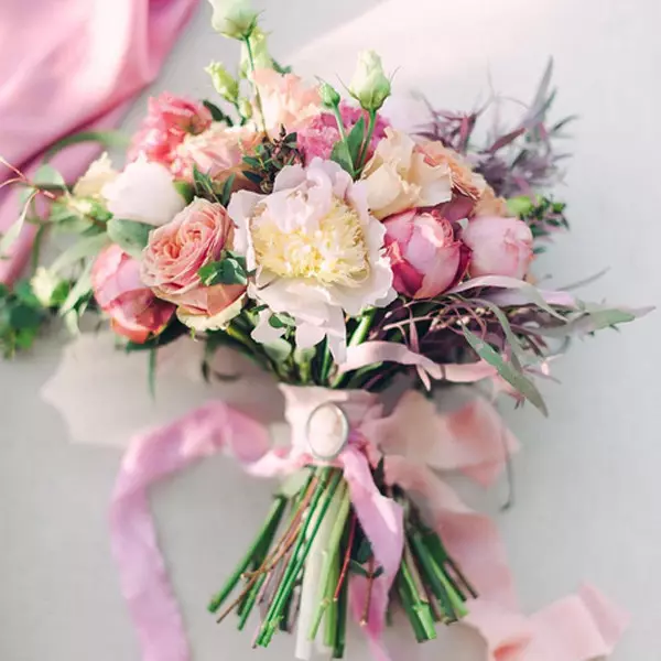 Rose rosa e peonie nel bouquet della sposa