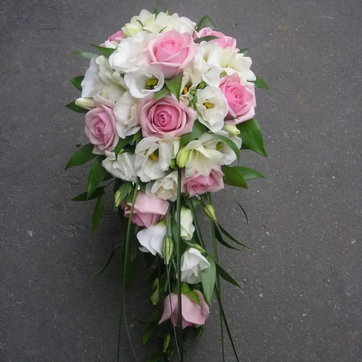 Cổ Foto Bouquet của hoa hồng và mẫu đơn trên nền tối