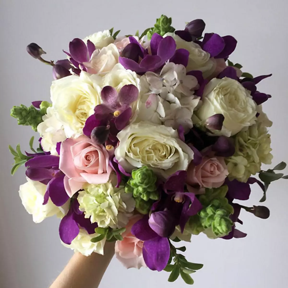 Fiori viola nel bouquet della sposa