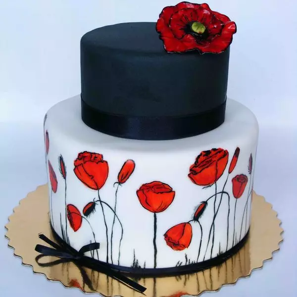 Zwart-witte cake met rode bloemen op een robijnrode bruiloft