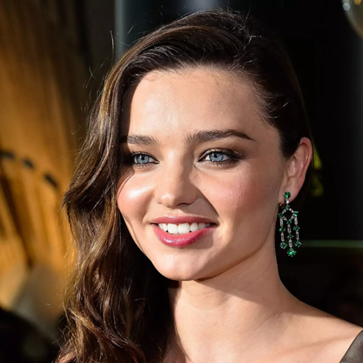 Miranda Kerr dalam anting-anting yang memanjang dengan zamrud