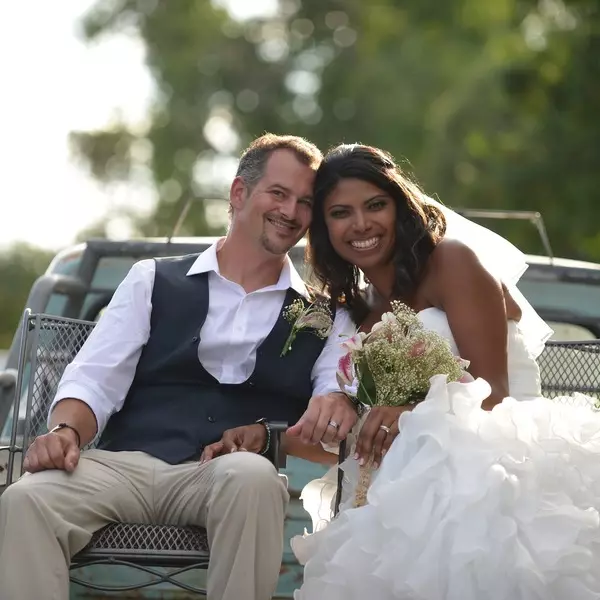 FELIZ recién casados ​​después de la redención