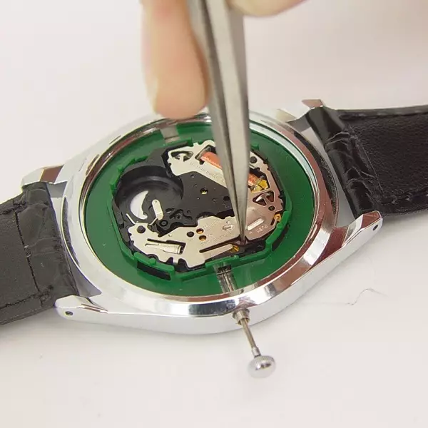 Remplacement de la batterie dans les montre-bracelet de quartz