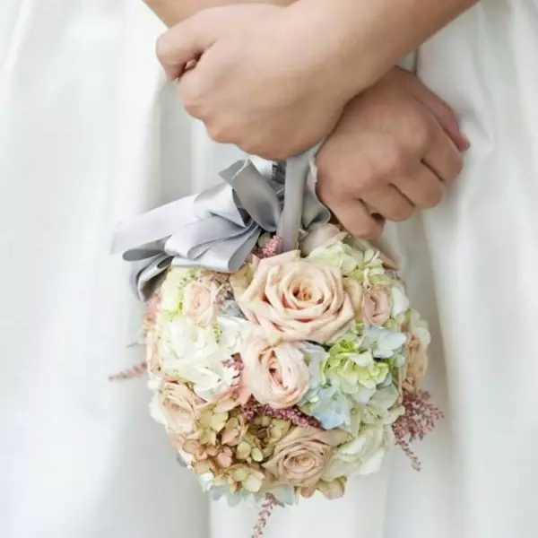 Mbụ bouquet na agbamakwụkwọ nke call