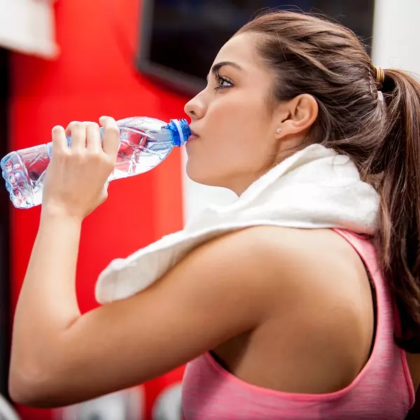 Hoe water te drinken voor afslankbuik