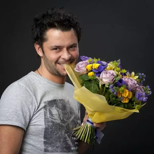 homem com um buquê de flores