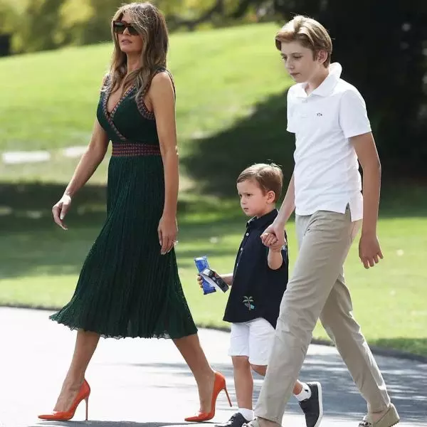 Mandehana Melania Trump miaraka amin'ny ankizy iray