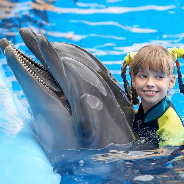 Foto meisjes met dolfijn