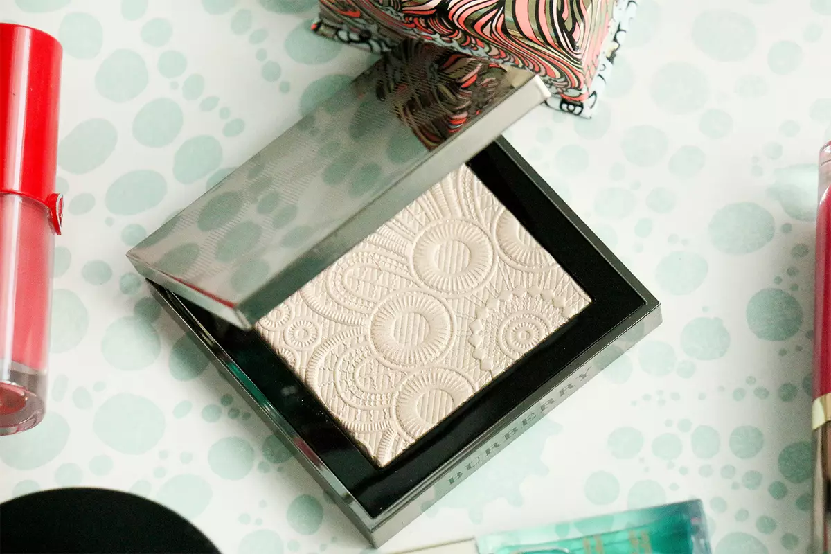 Επισημάνετε το Burberry Fresh Glow Highlighter 02 Γυμνό χρυσό