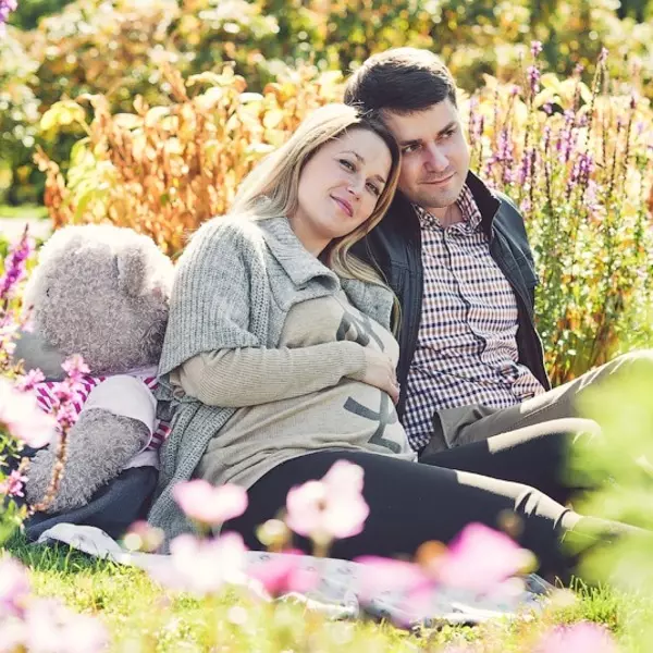 Pareja esperando al niño