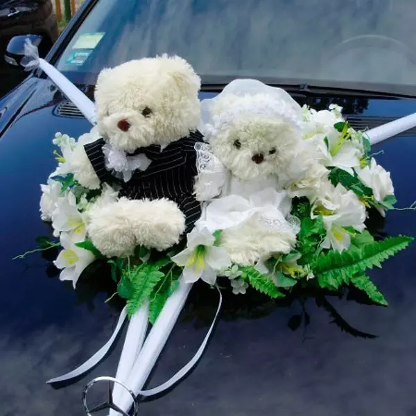 Dekoration von Auto am Hochzeitsbären