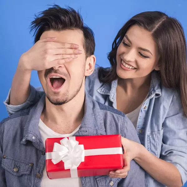 Vrou geluk haar man met die 30ste verjaardag