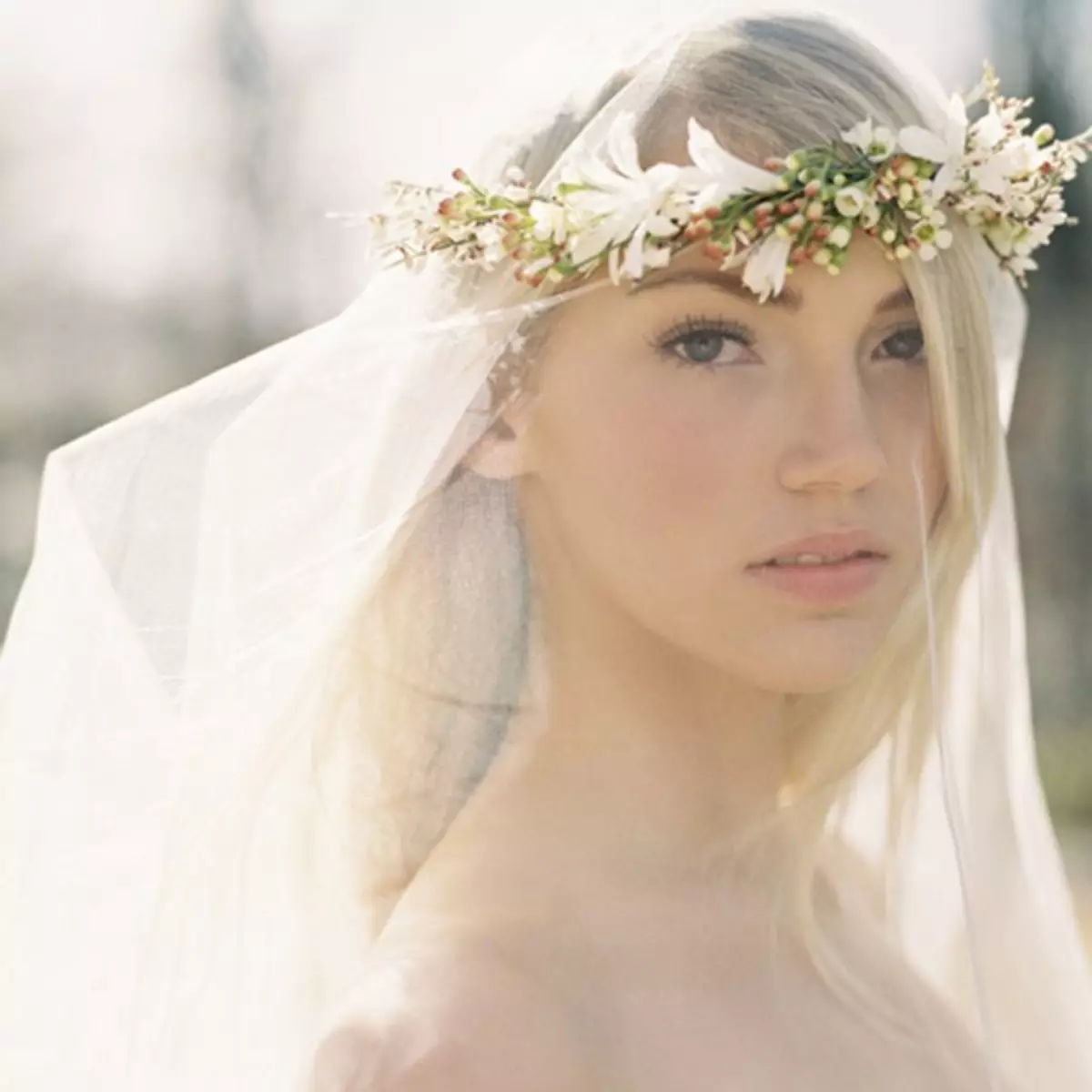 La séance photo de la mariée dans la jante de fleur