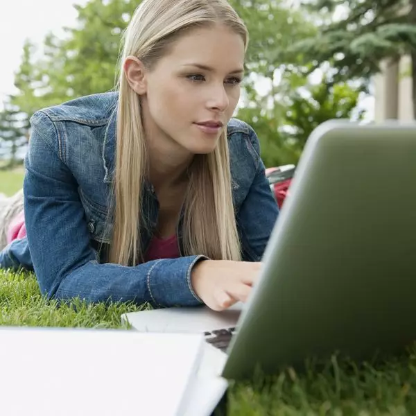 fille dans la nature avec un ordinateur portable