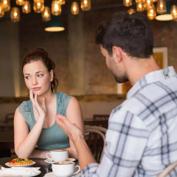 Fille s'ennuie à une date