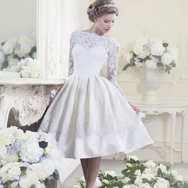 Robe de mariée avec une courte jupe luxuriante