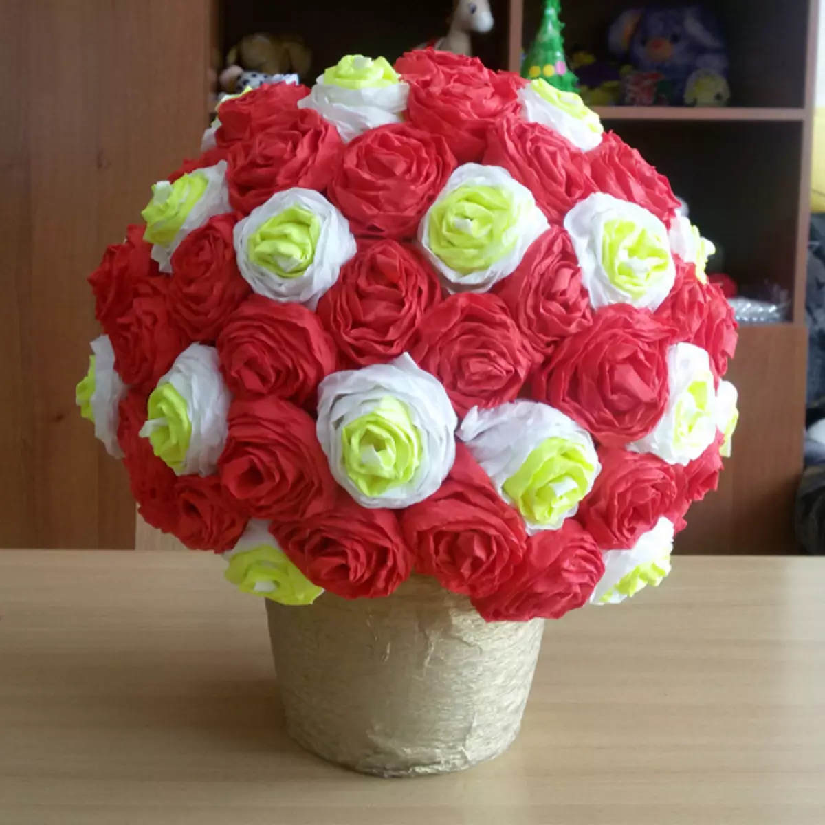 Korb mit Papierblumen