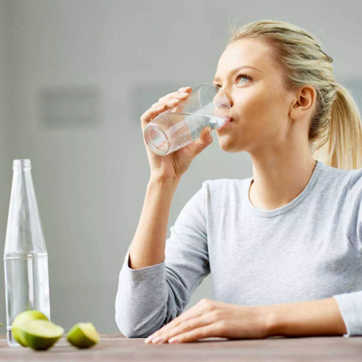 Gadis minum air sebelum makan malam