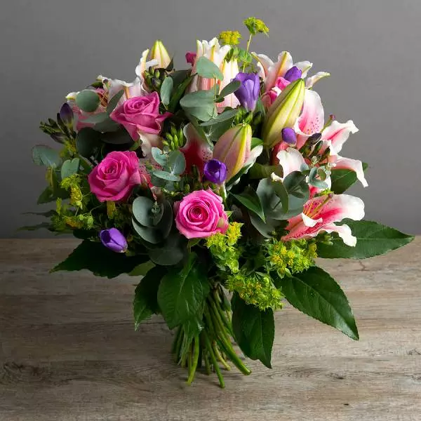 Bouquet dans un vase avant le mariage