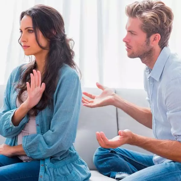 La mujer no escucha a un hombre.