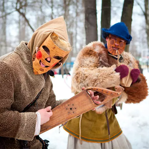 Rydym yn dathlu Maslenitsa: crempogau, darlithoedd, ffeiriau a ffilmiau